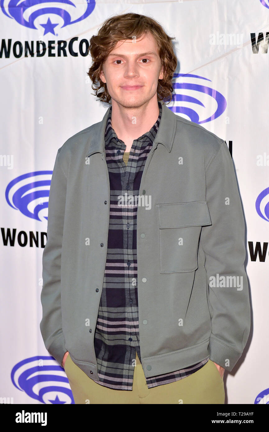 Evan Peters at Photocall on 'X-Men: Dark Phoenix' at WonderCon 2019 at ...