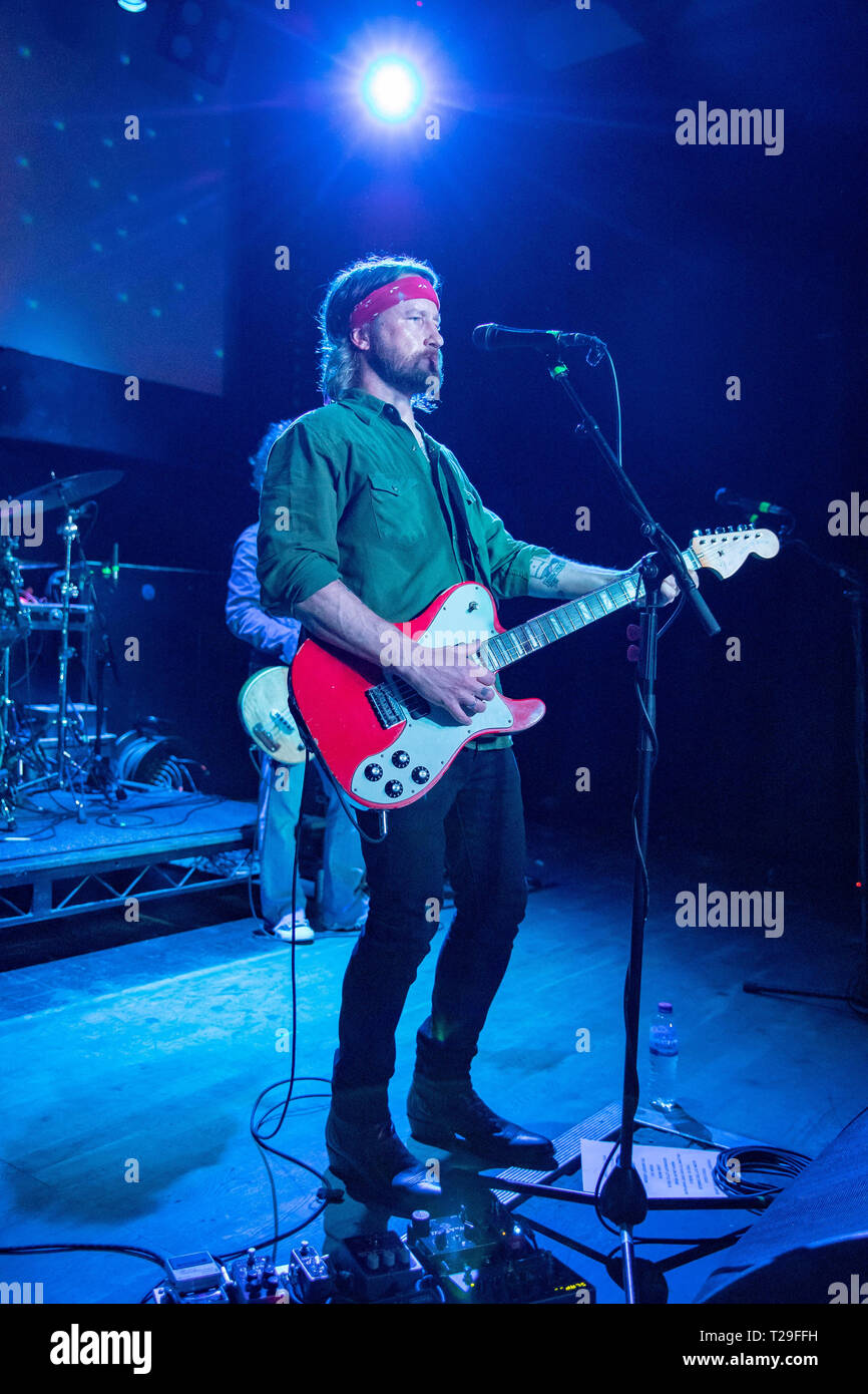 Chris shiflett guitarist hi-res stock photography and images - Alamy