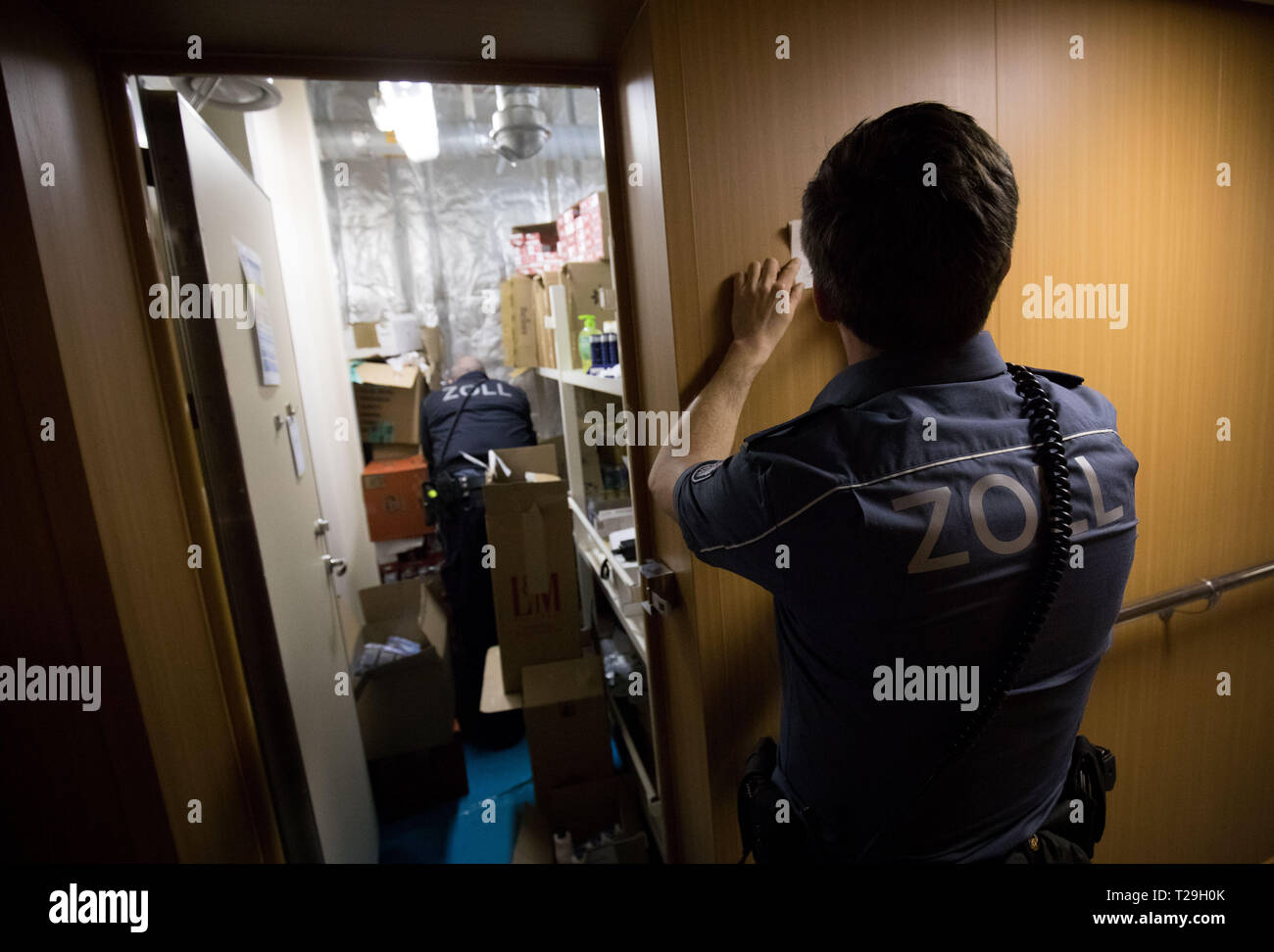 Container port control room hi-res stock photography and images - Alamy