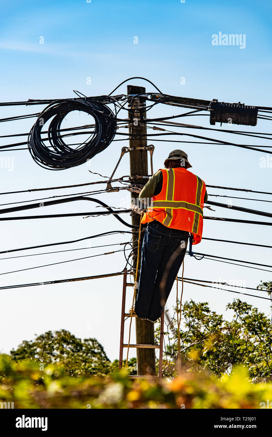 Lineman america pole hi-res stock photography and images - Alamy