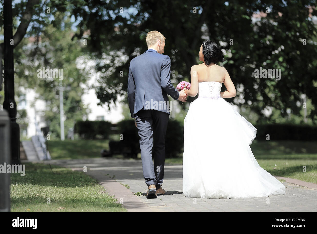 Young wedding couple rear hi-res stock photography and images - Alamy
