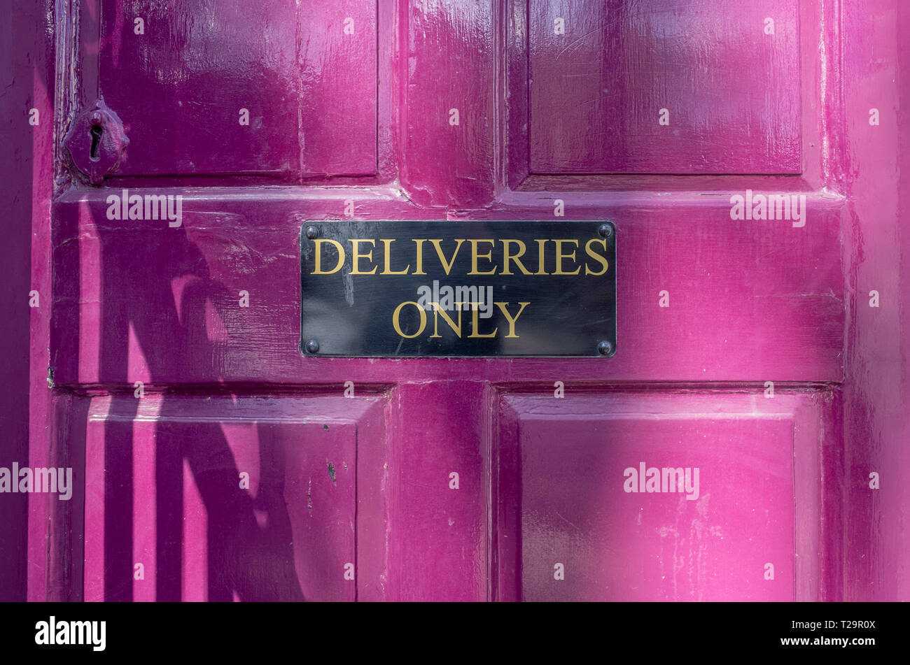 Deliveries only sign Stock Photo - Alamy