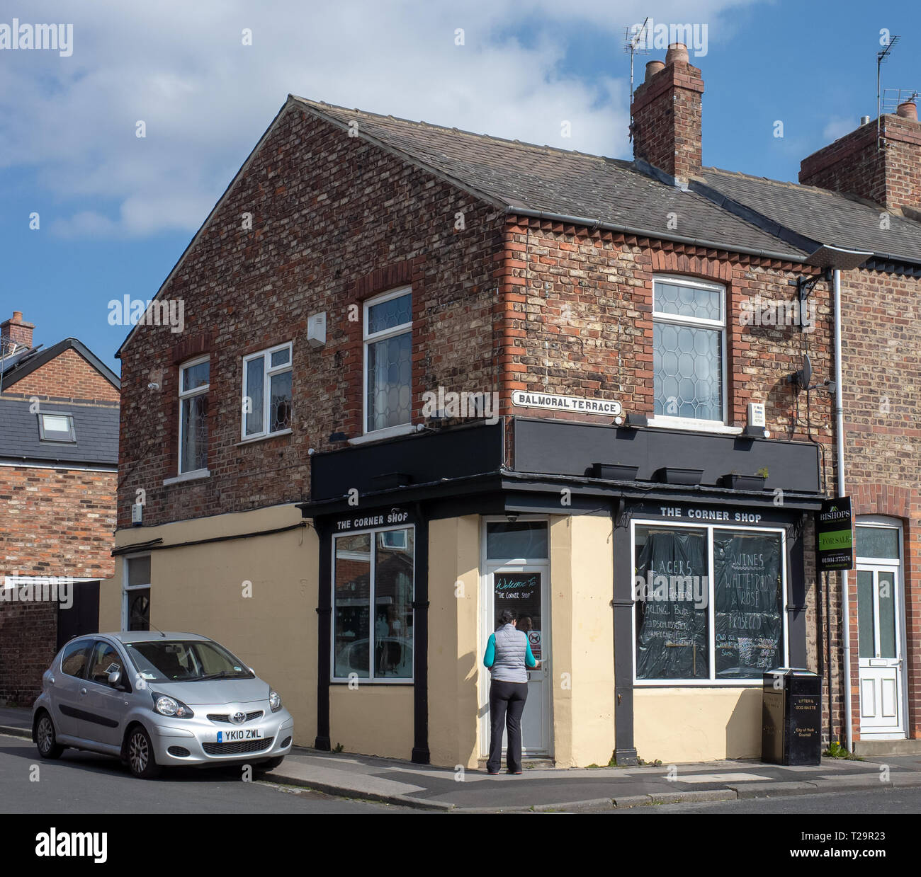 Old fashioned corner shop hi-res stock photography and images - Alamy