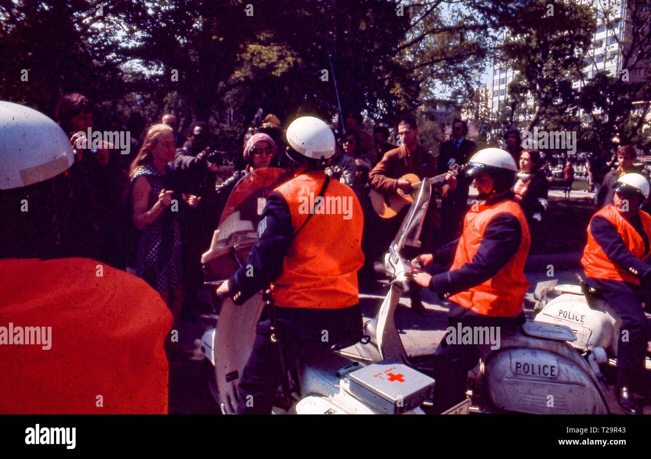 Protests against the vietnam war hi-res stock photography and images ...