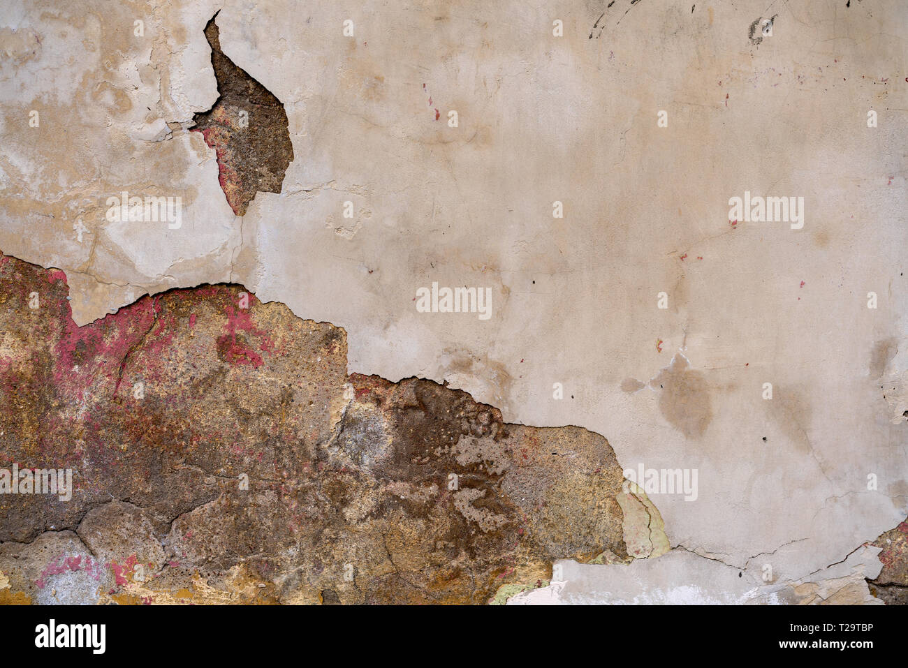 Concrete wall with damaged plaster Stock Photo - Alamy