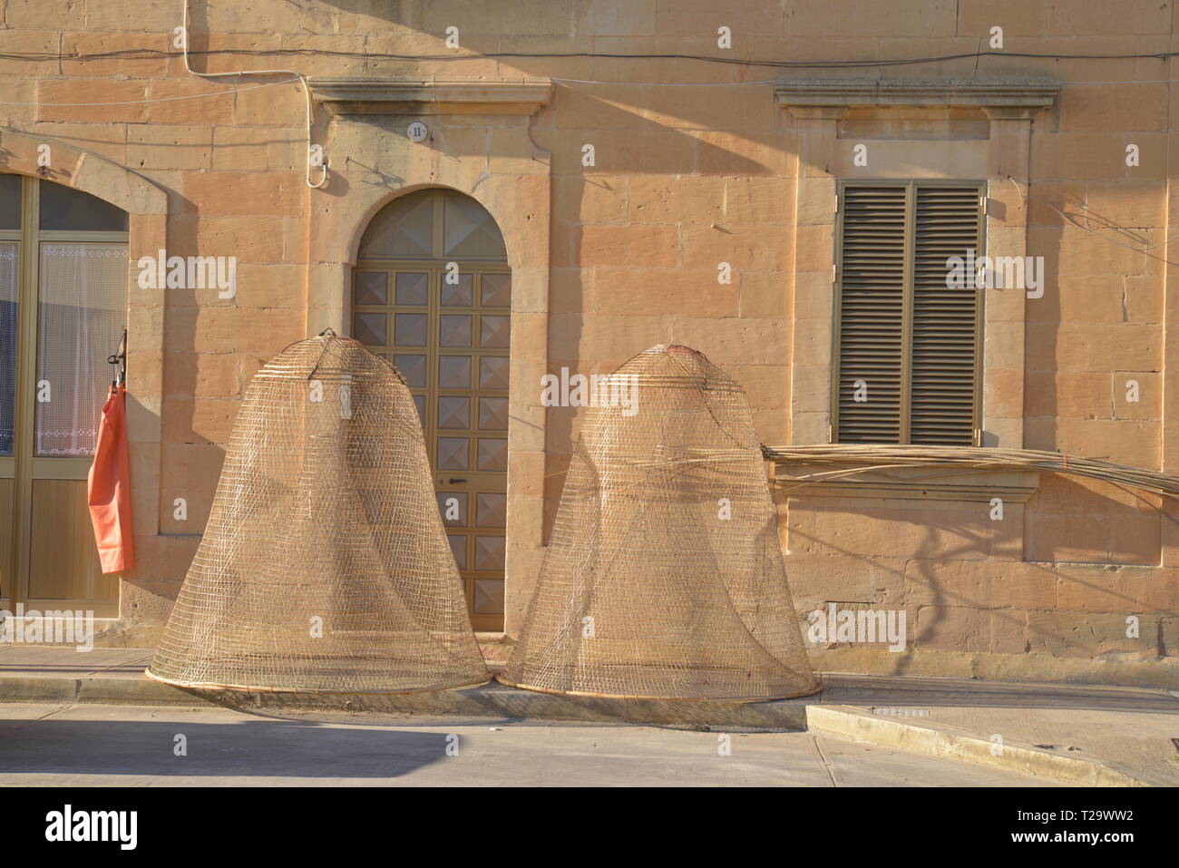 Beehive pot hi-res stock photography and images - Alamy