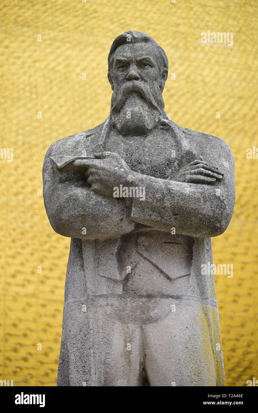 Engels concrete statue hi-res stock photography and images - Alamy