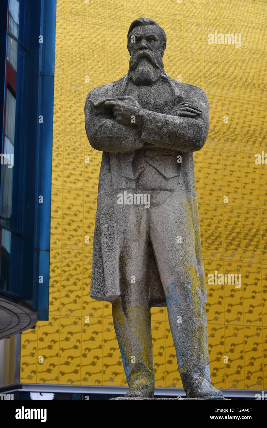 Freidrich Engels statue in Manchester Stock Photo - Alamy