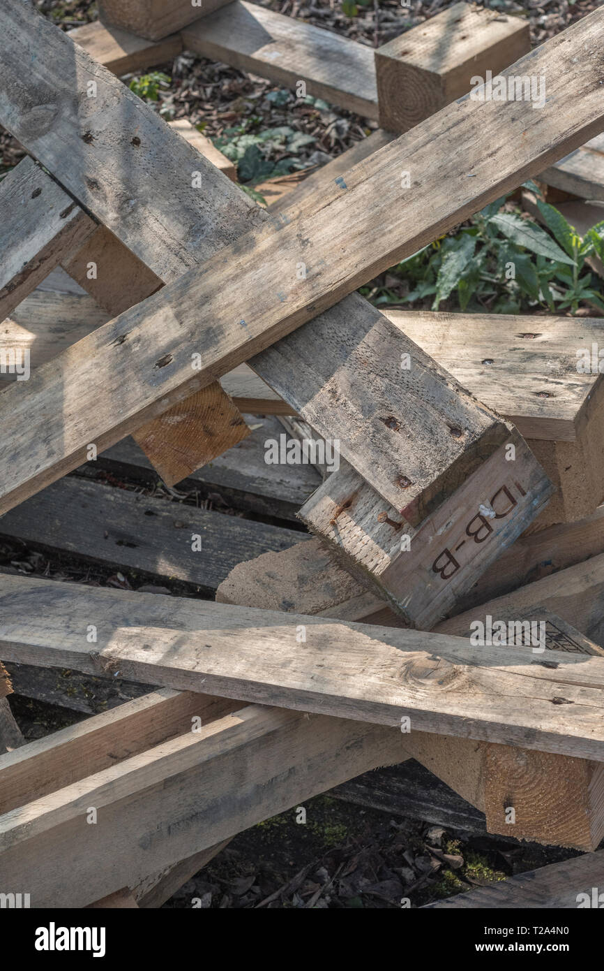 Broken pallet hi-res stock photography and images - Alamy