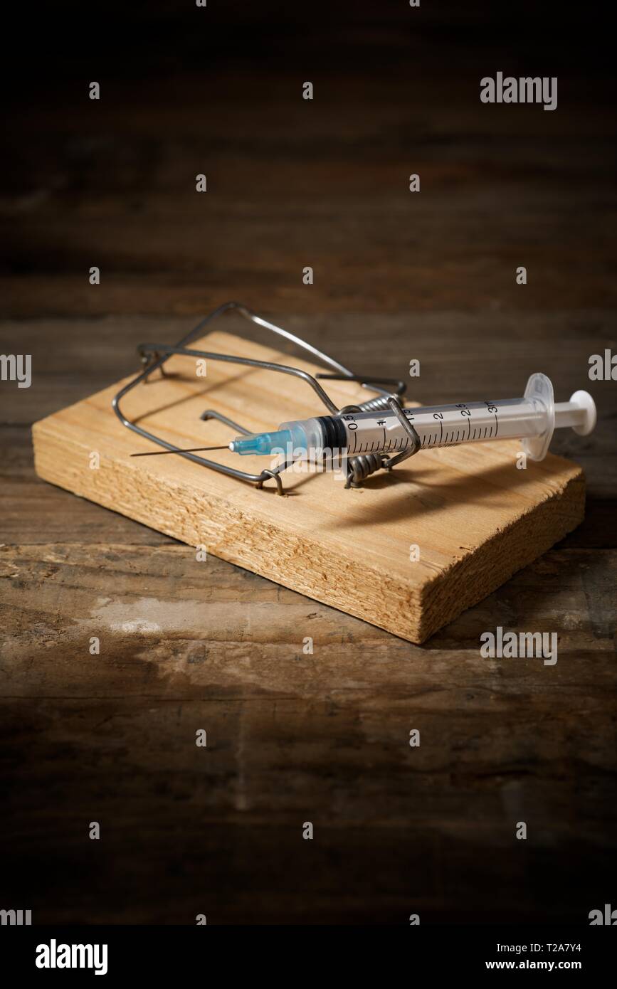 Syringe in a wooden mouse trap Stock Photo - Alamy