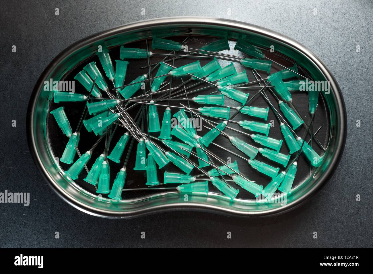 Hypodermic needles on tray hi-res stock photography and images - Alamy