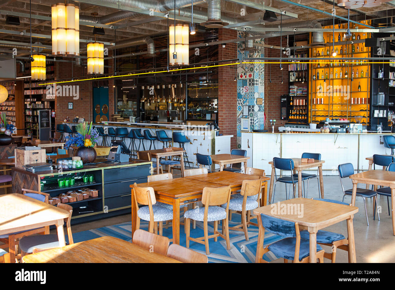 Empty Coffee Shop bookshelves Stock Photo - Alamy