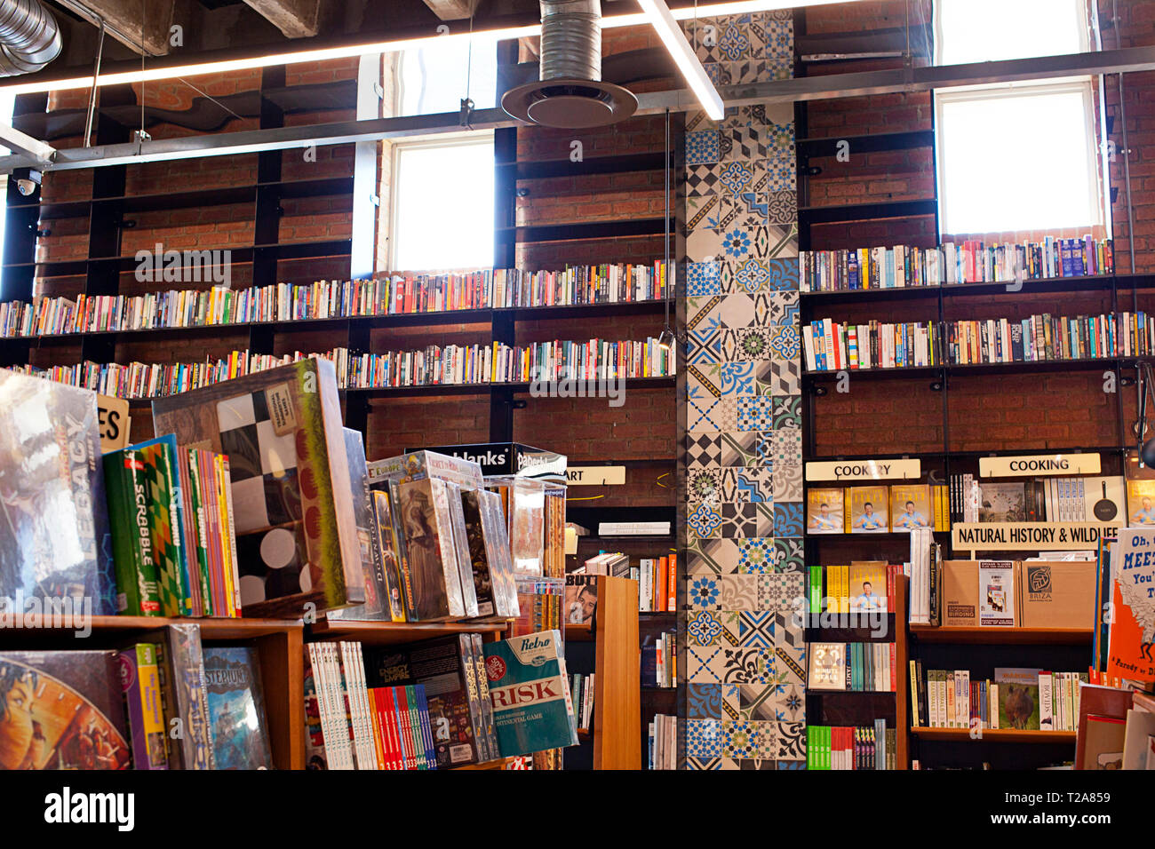 Empty Coffee Shop bookshelves Stock Photo - Alamy