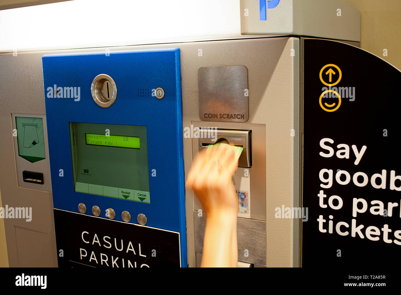 Paying for parking at a pay station Stock Photo - Alamy