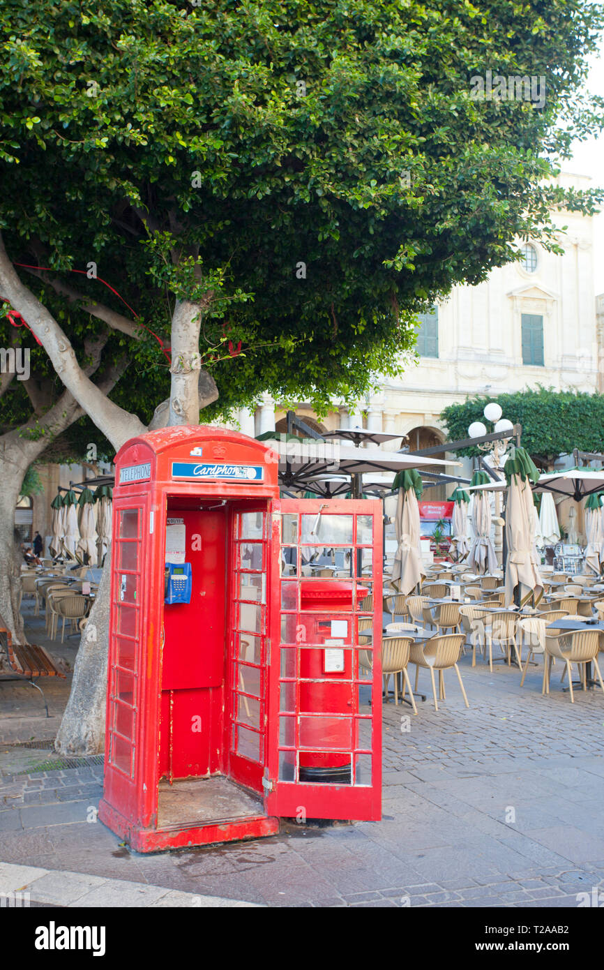 English style telephone booth hi-res stock photography and images - Alamy