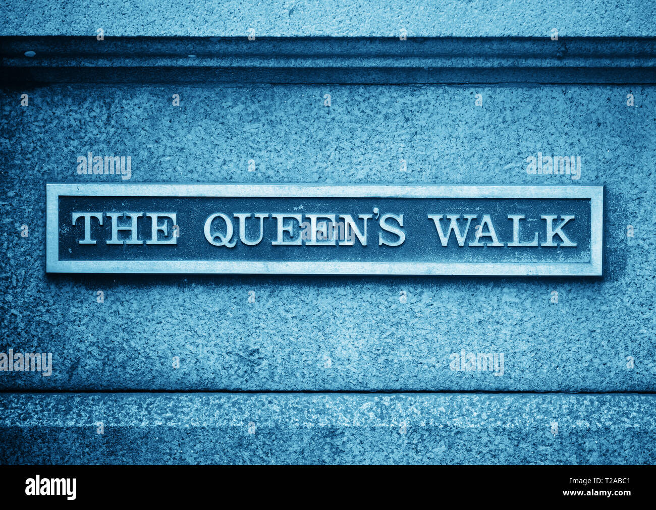 The Queens Walk road sign in London Street Stock Photo - Alamy