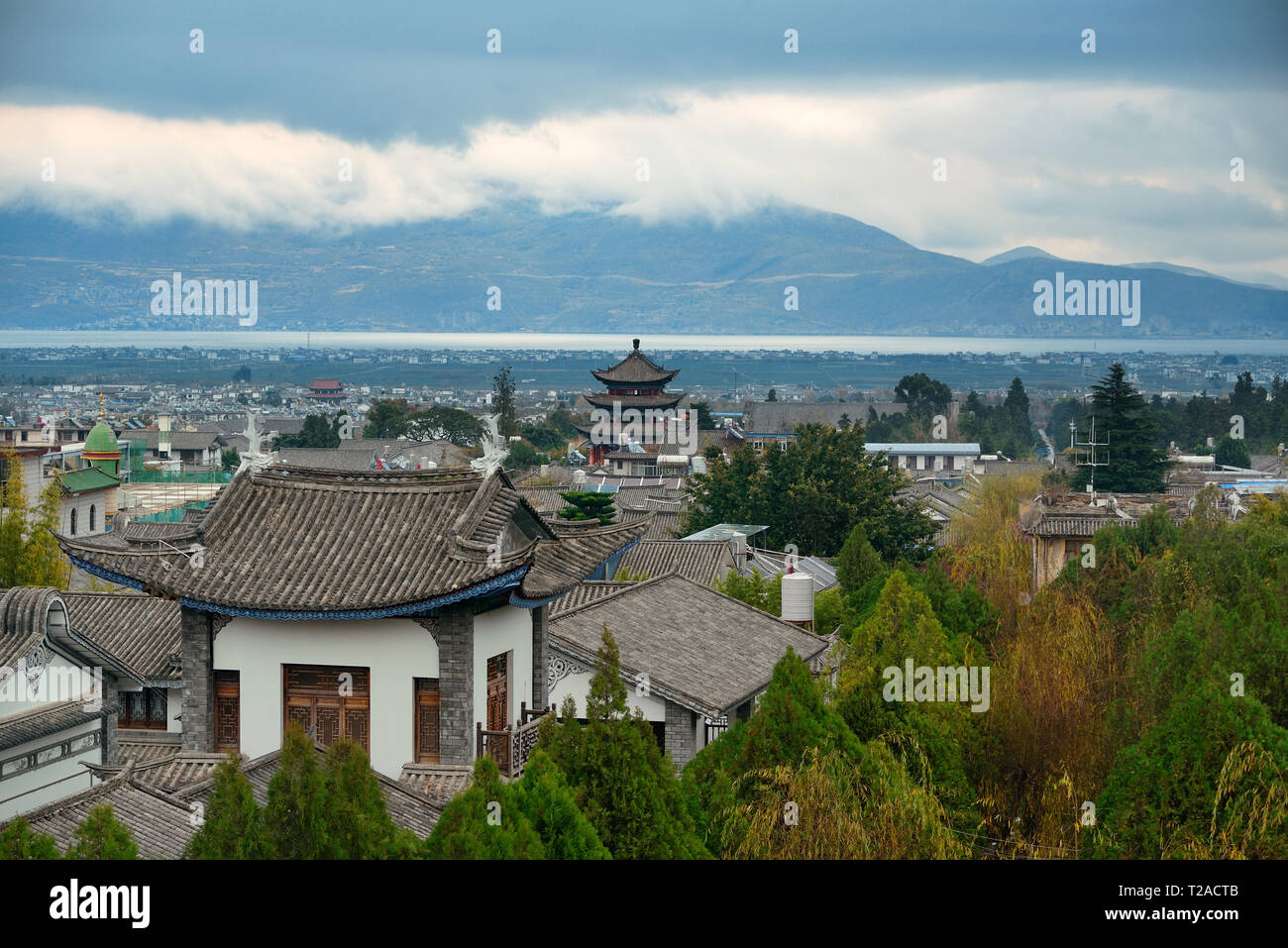 Dali old town rooftop view with cloudy Mt Cangshan. Yunnan, China Stock ...