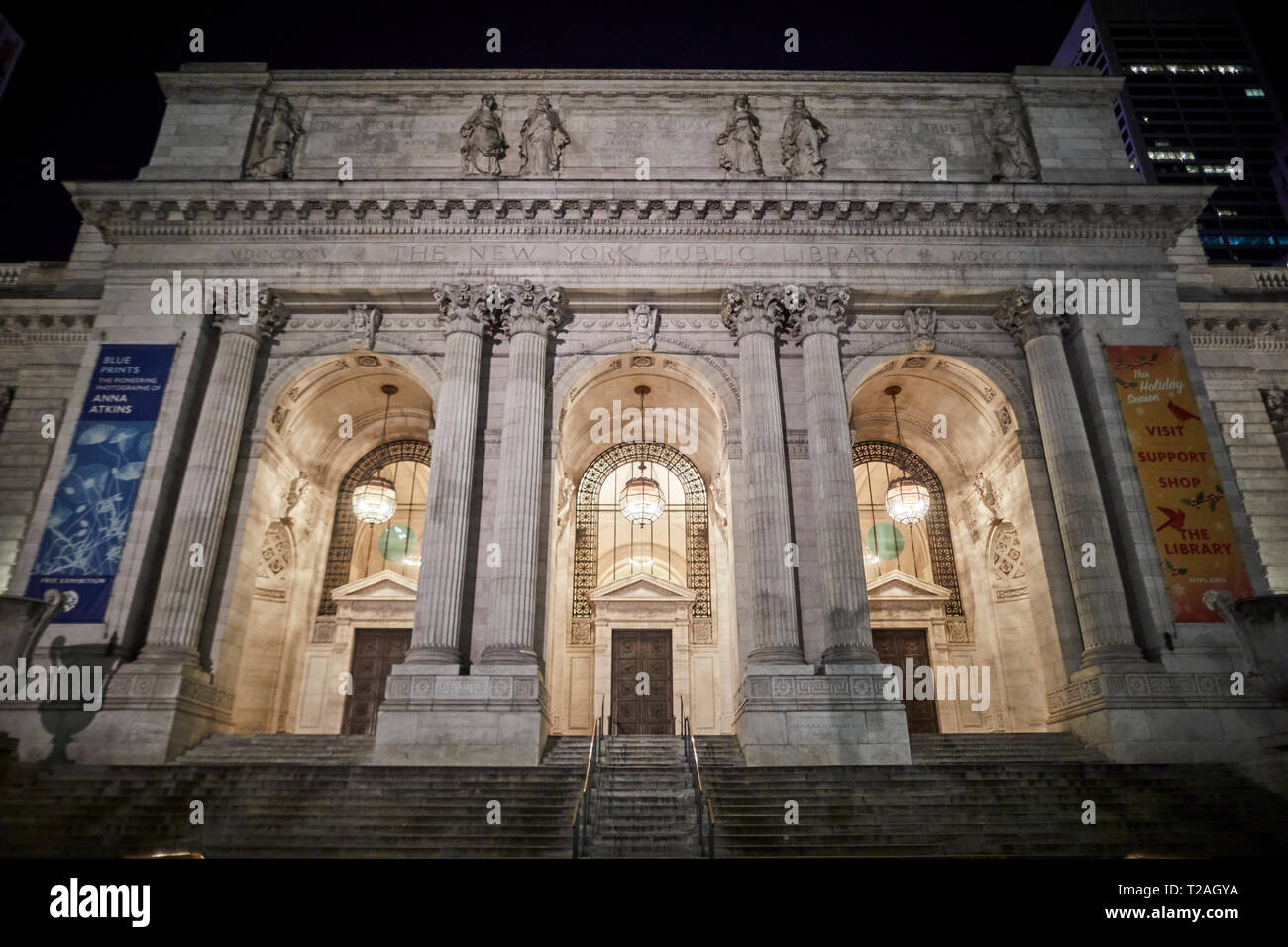 Fifth Avenue in Midtown Manhattan, New York Public Library at Bryant ...