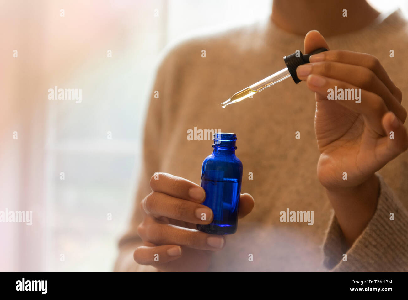 Hand holding pipette hi-res stock photography and images - Alamy