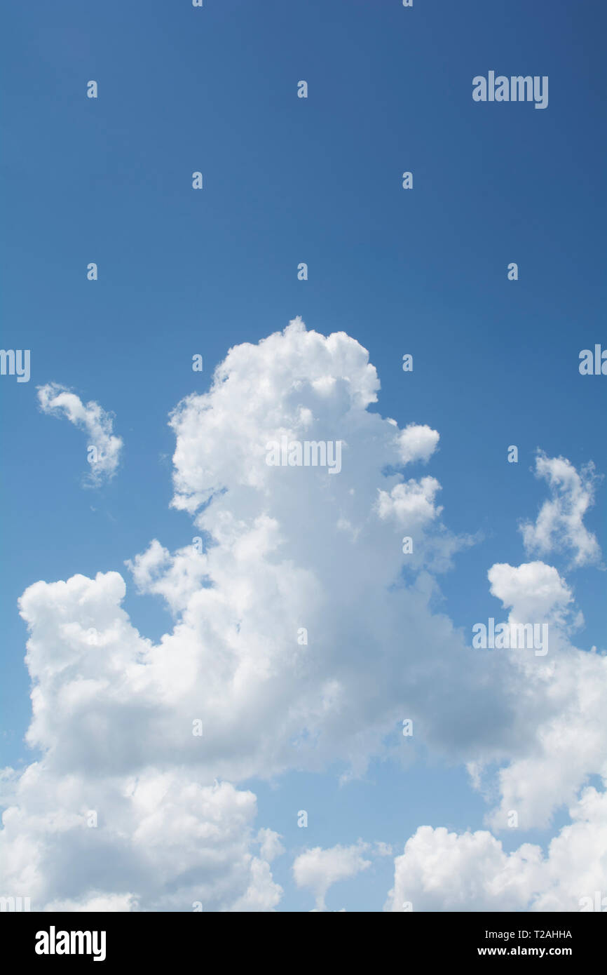 Vertical cloudscape hi-res stock photography and images - Alamy