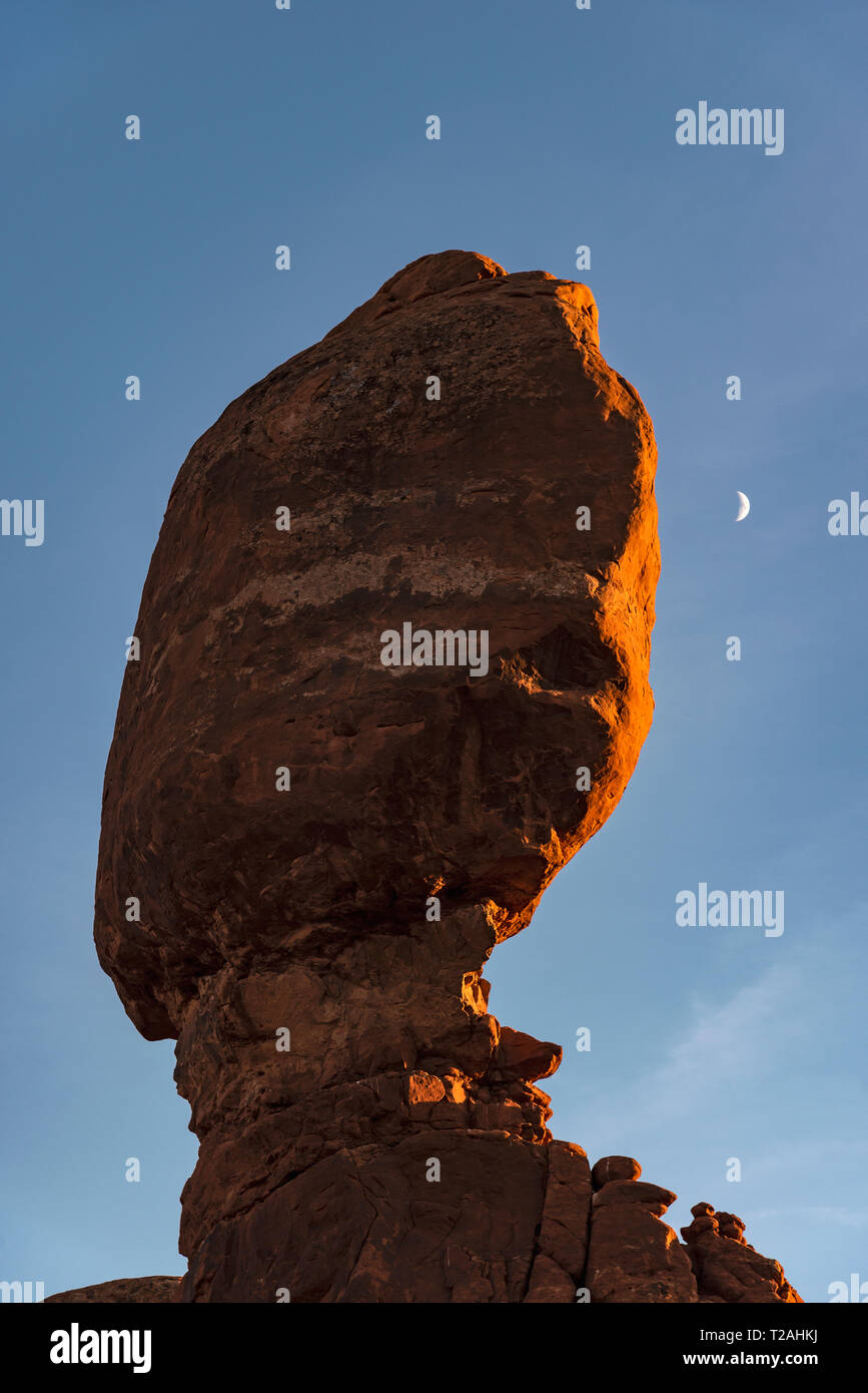 Balanced rock desert hi-res stock photography and images - Alamy