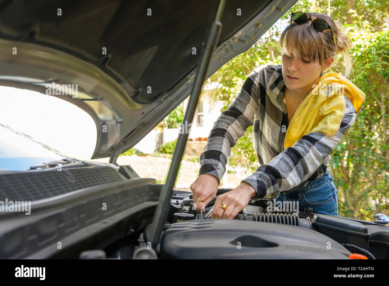 Woman repairing her car Stock Photo - Alamy