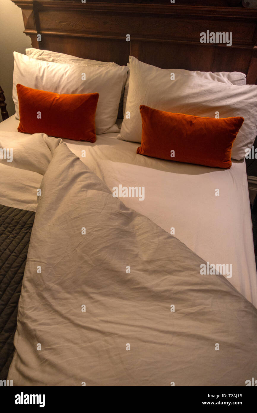 A Modern Bedroom With Double Bed High Resolution Stock Photography and ...