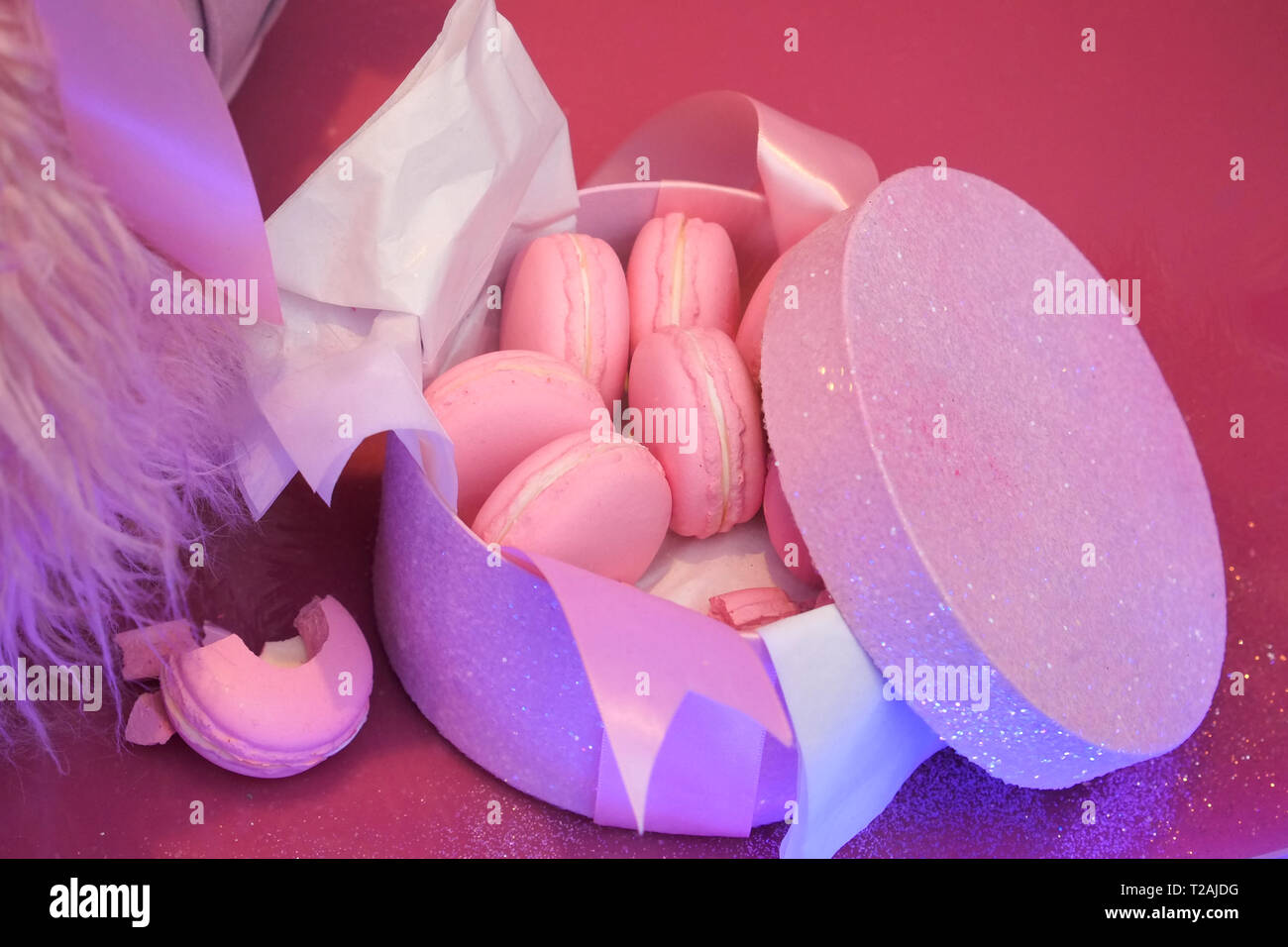 Box of pink macarons Stock Photo - Alamy