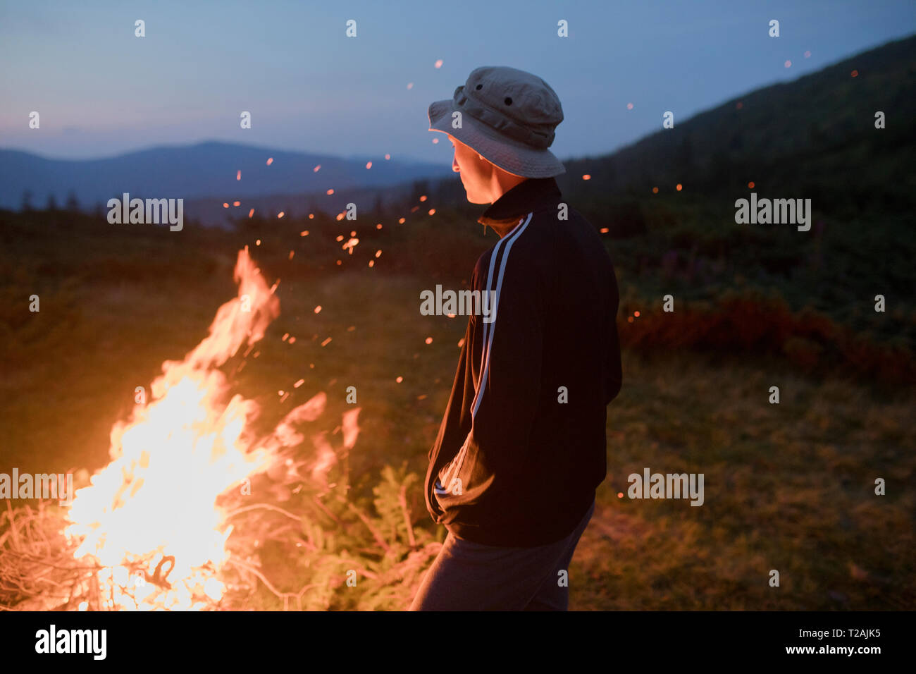 Man at campfire hi-res stock photography and images - Alamy