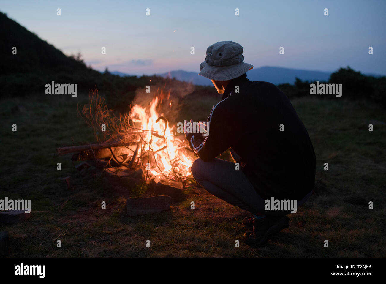 Crouching men hi-res stock photography and images - Alamy