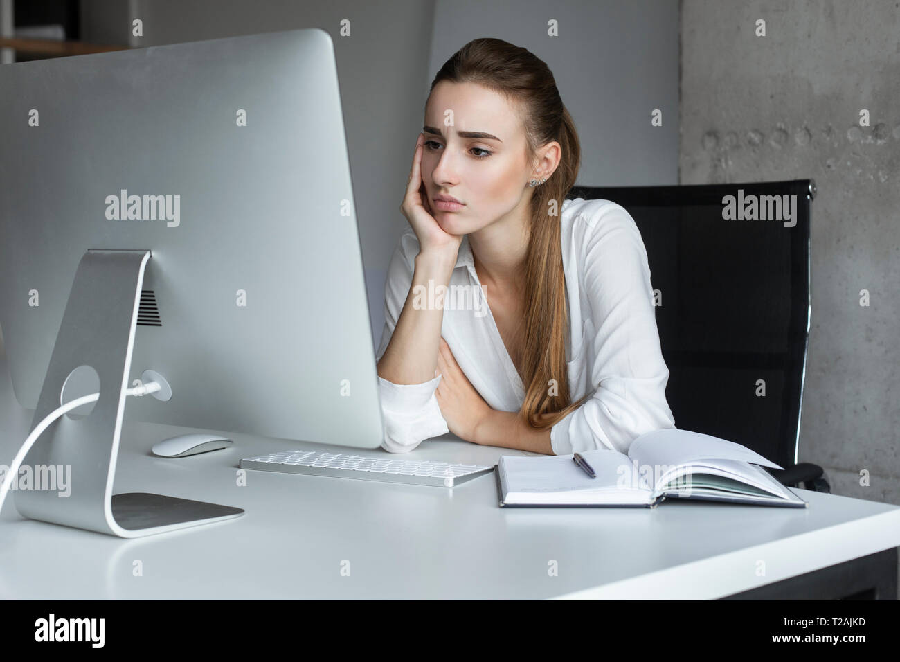 Working at desktop computer hi-res stock photography and images - Alamy
