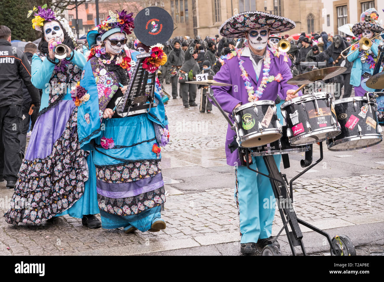 Walking musicians hi-res stock photography and images - Alamy