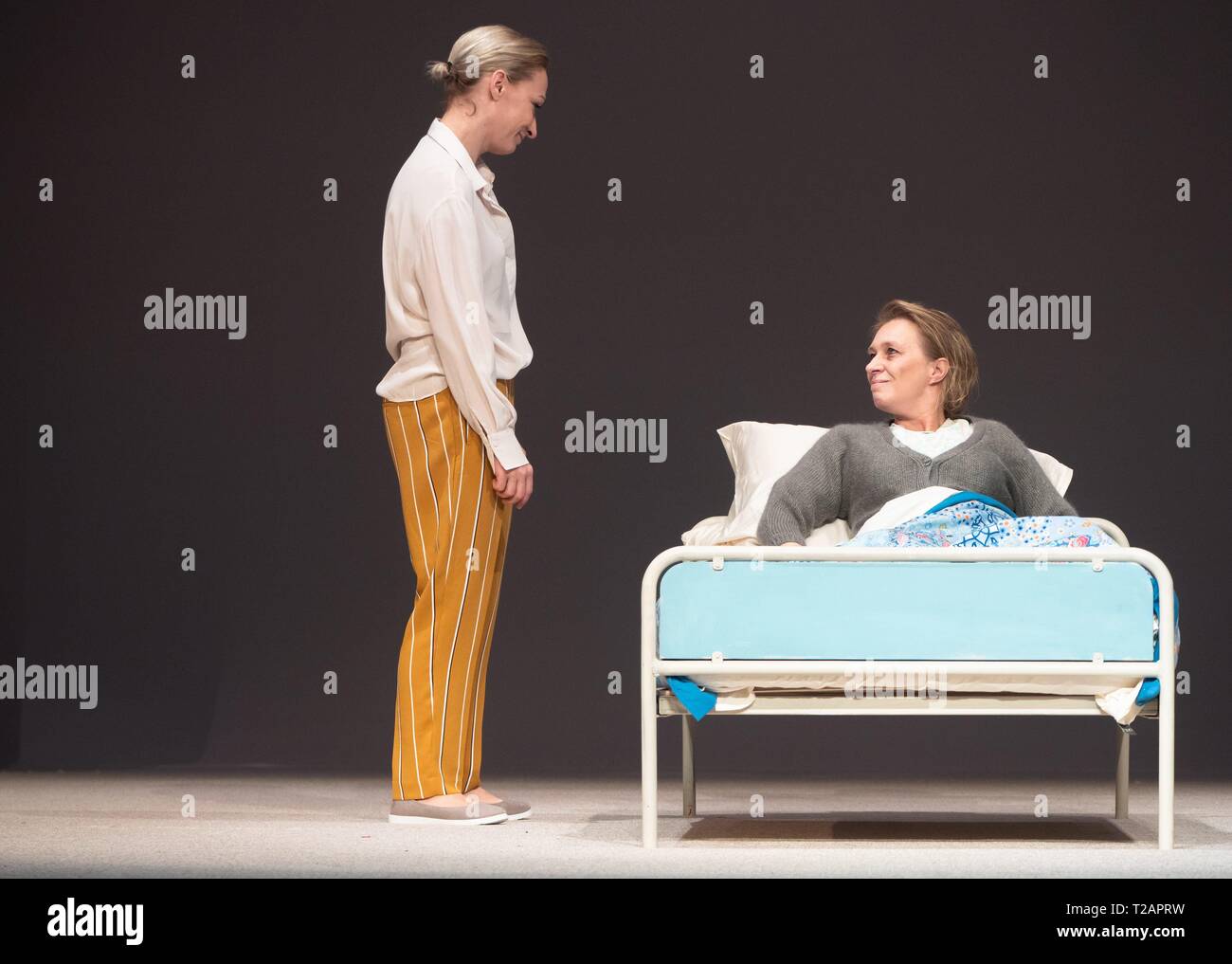 13.03.2019, Hamburg: Actors Anika Mauer (Sophie) and Maria Hartmann ...