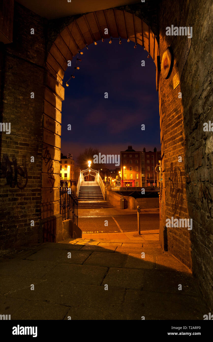 Night paving hi-res stock photography and images - Alamy