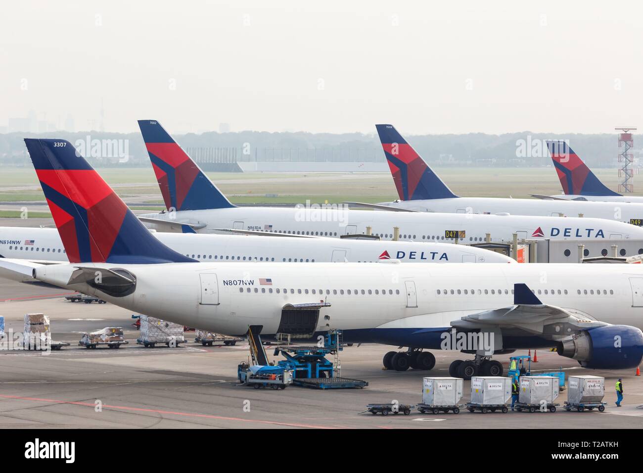 Delta air lines airplanes hi-res stock photography and images - Alamy
