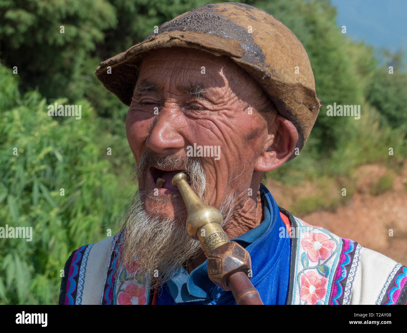 Chinese man smoking long pipe hi-res stock photography and images - Alamy
