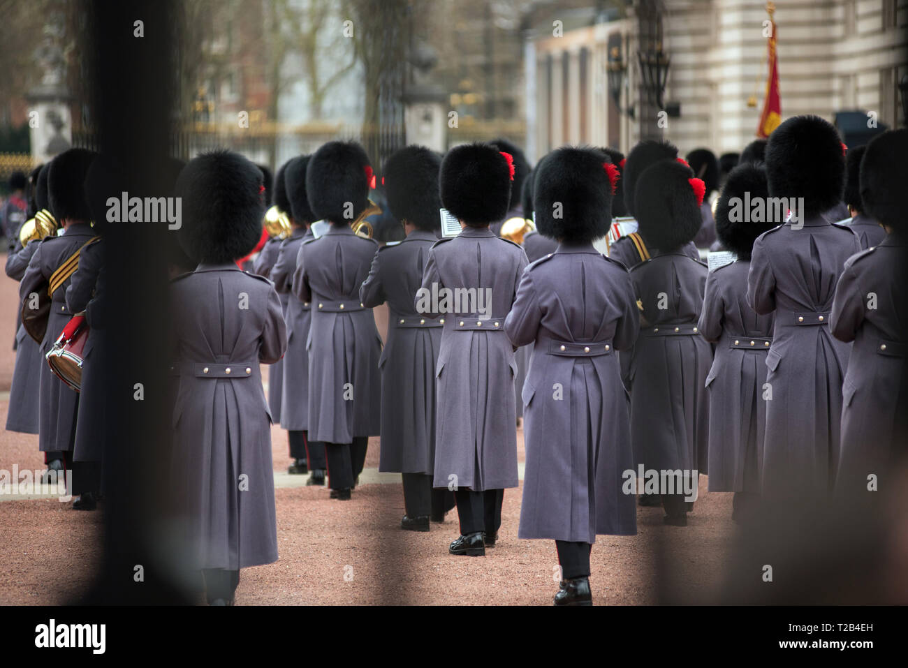 People watch the changing the guard at buckingham palace hi-res stock photography and images - Alamy