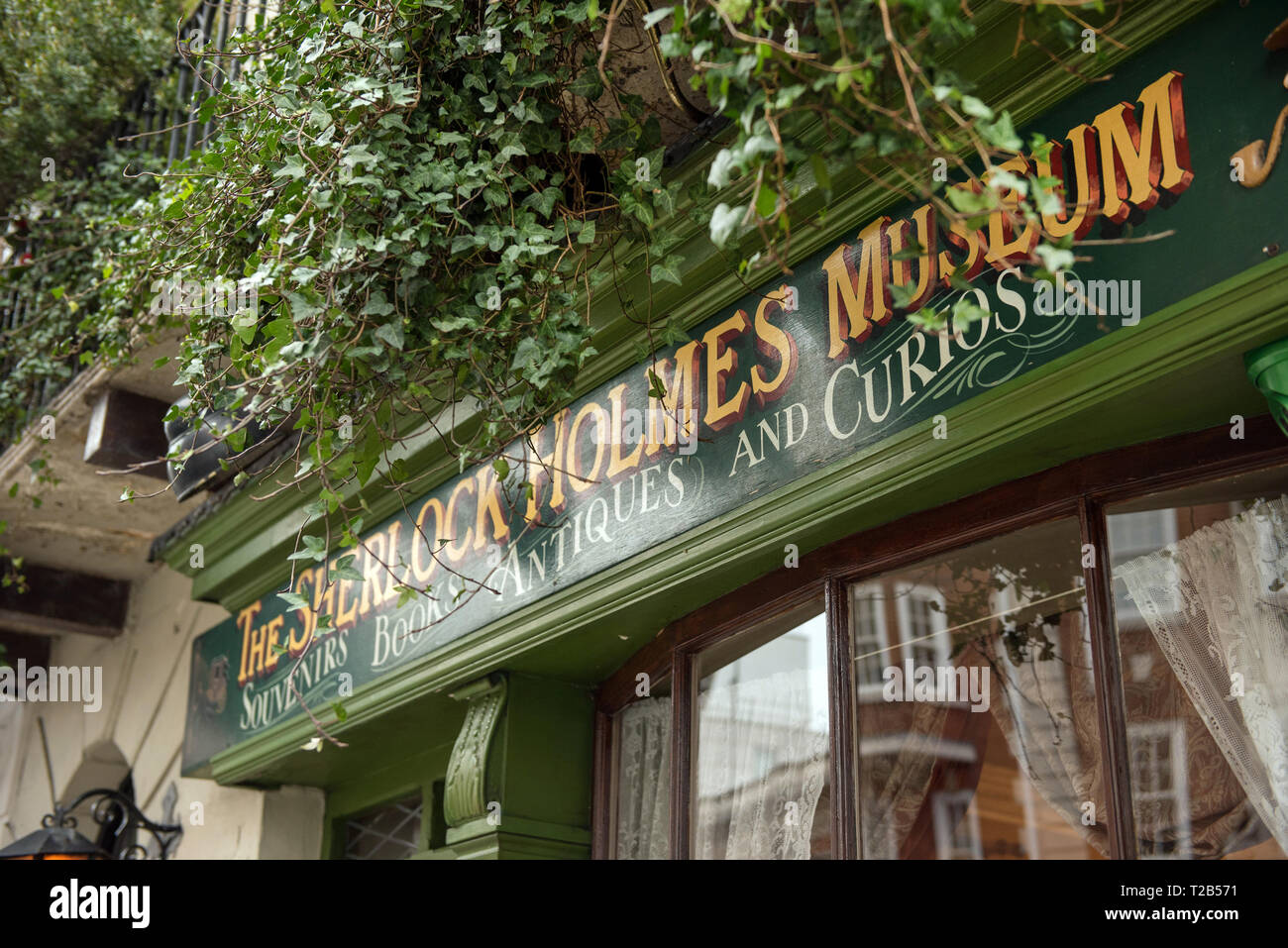 Sherlock holmes baker street sign hi-res stock photography and images ...