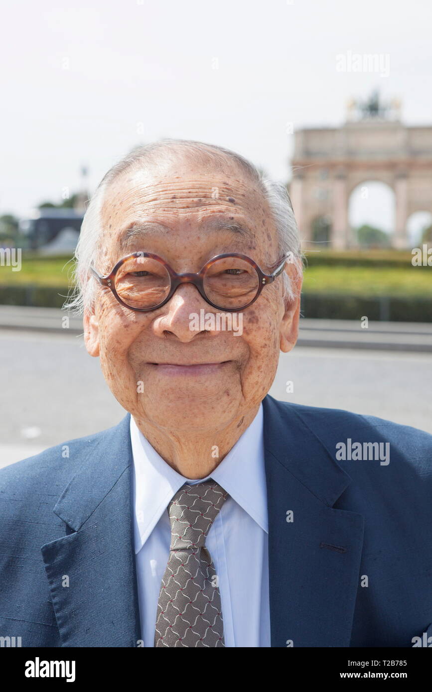 IEOH MING PEI AND LOUVRE PYRAMID Stock Photo - Alamy