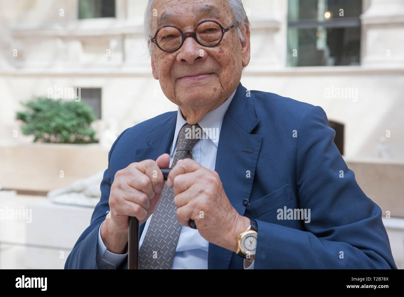 IEOH MING PEI AND LOUVRE PYRAMID Stock Photo - Alamy