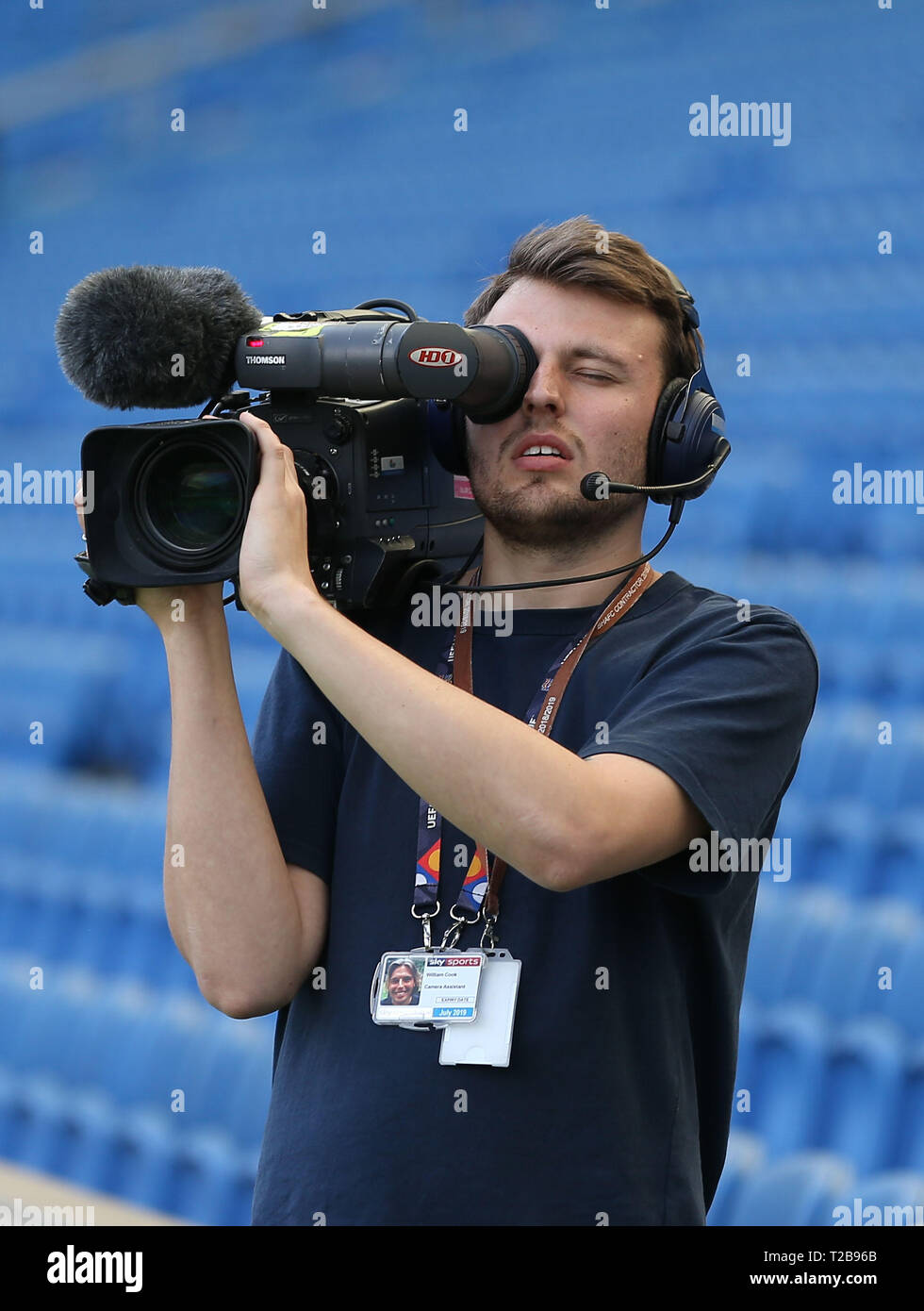 Television cameraman filming hi-res stock photography and images - Alamy