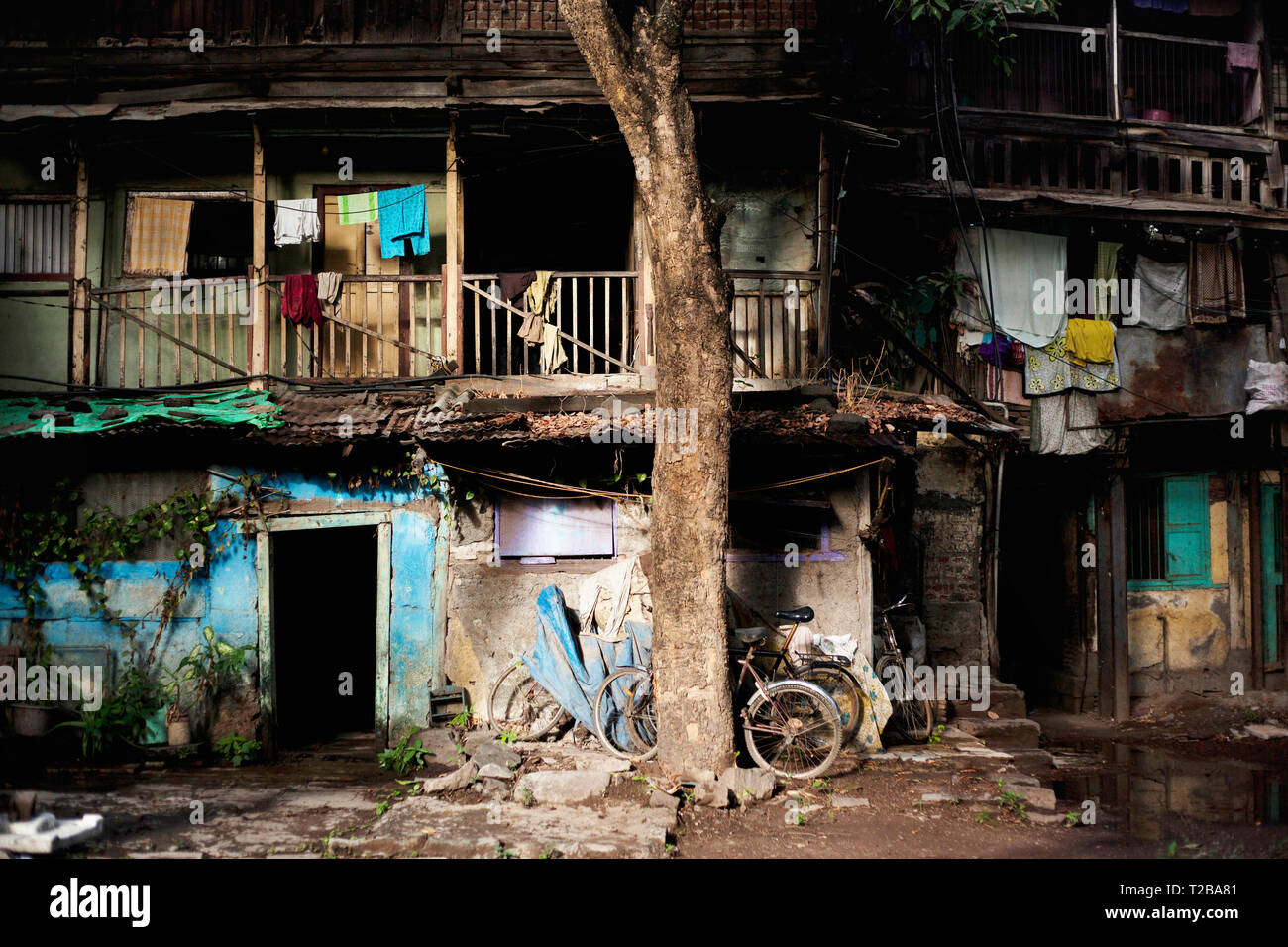 Man standing on verandah at old building in Wadas of Pune, India Stock ...