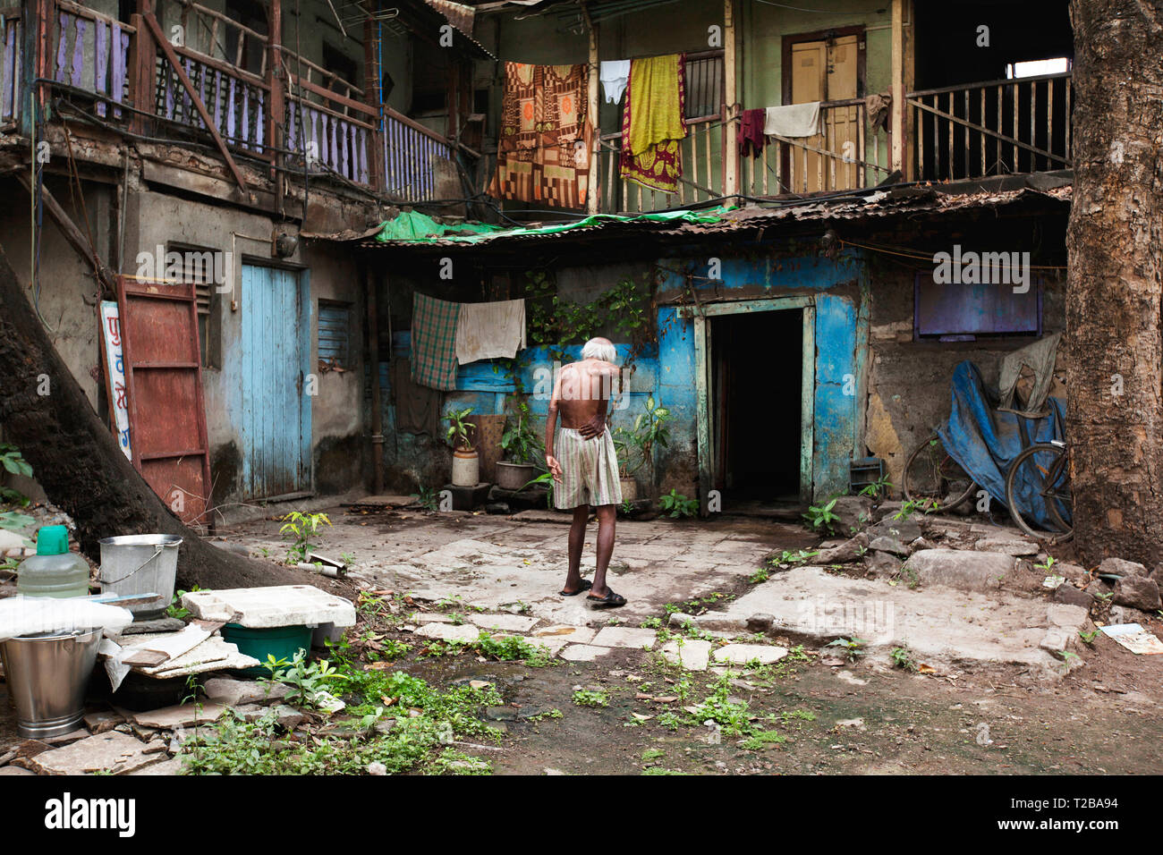 Old man walking outside old building in Wadas of Pune, India Stock ...