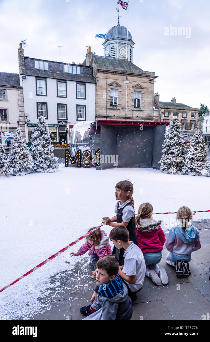 Filming children hi-res stock photography and images - Alamy
