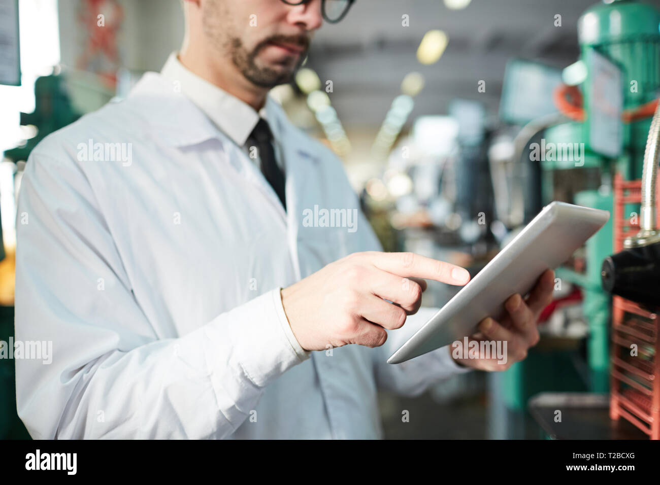 Factory tour computer hi-res stock photography and images - Alamy
