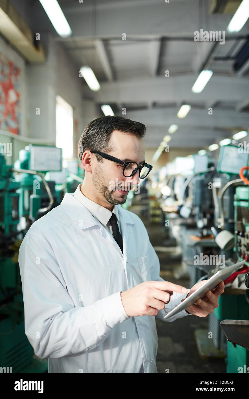 Factory tour computer hi-res stock photography and images - Alamy