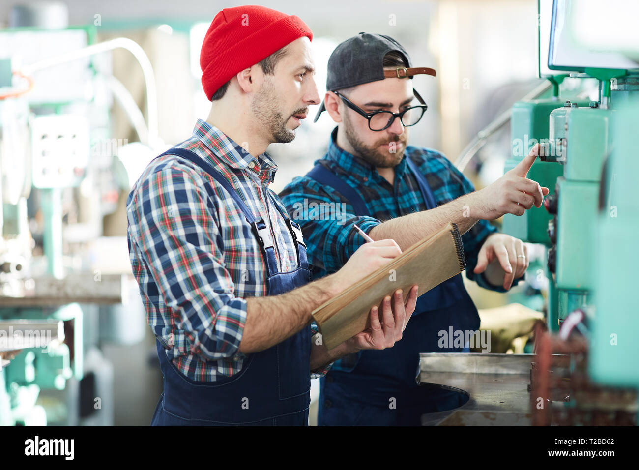 Employee training factory hi-res stock photography and images - Alamy