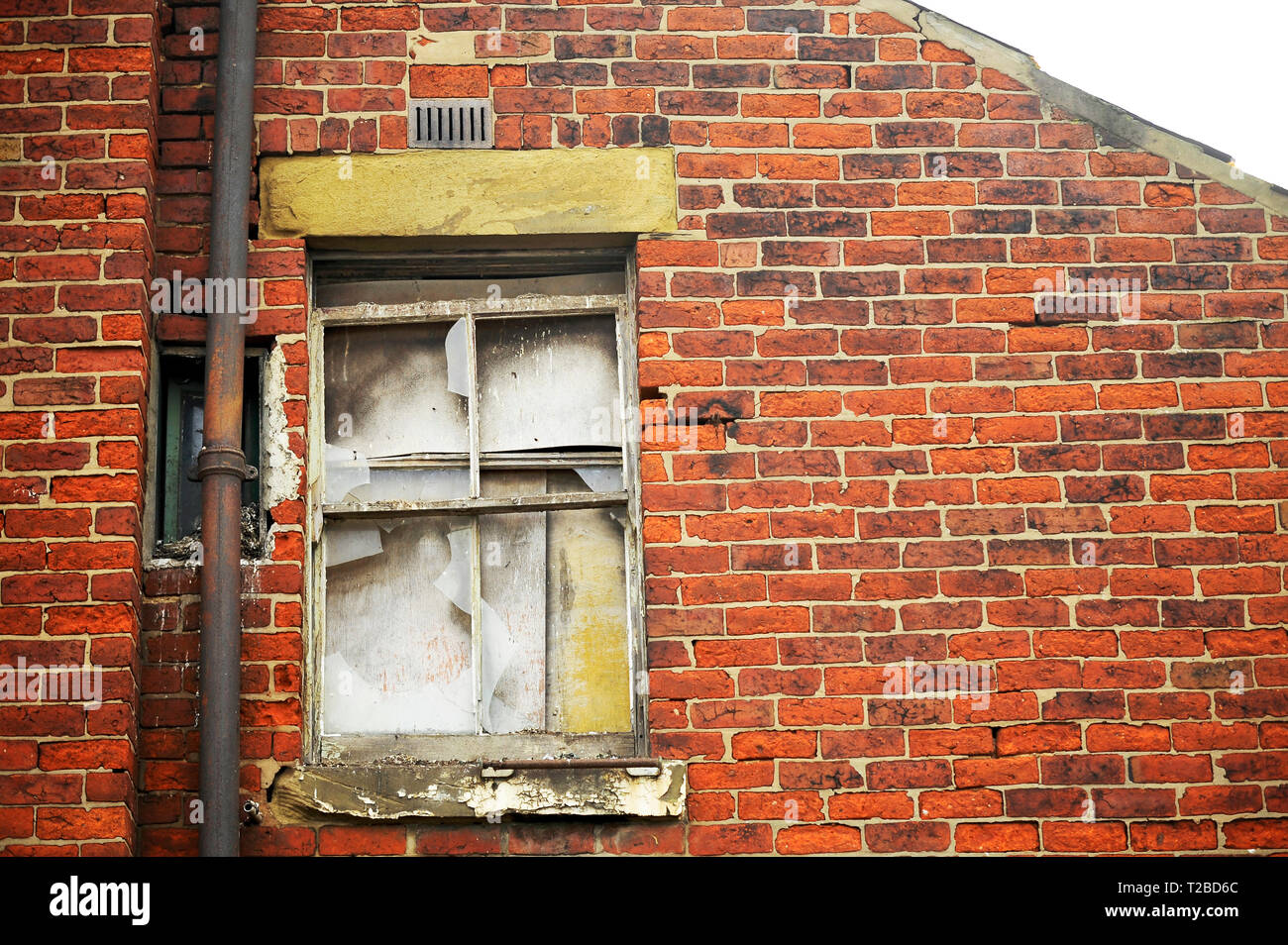 Broken and boarded up window in old building Stock Photo - Alamy