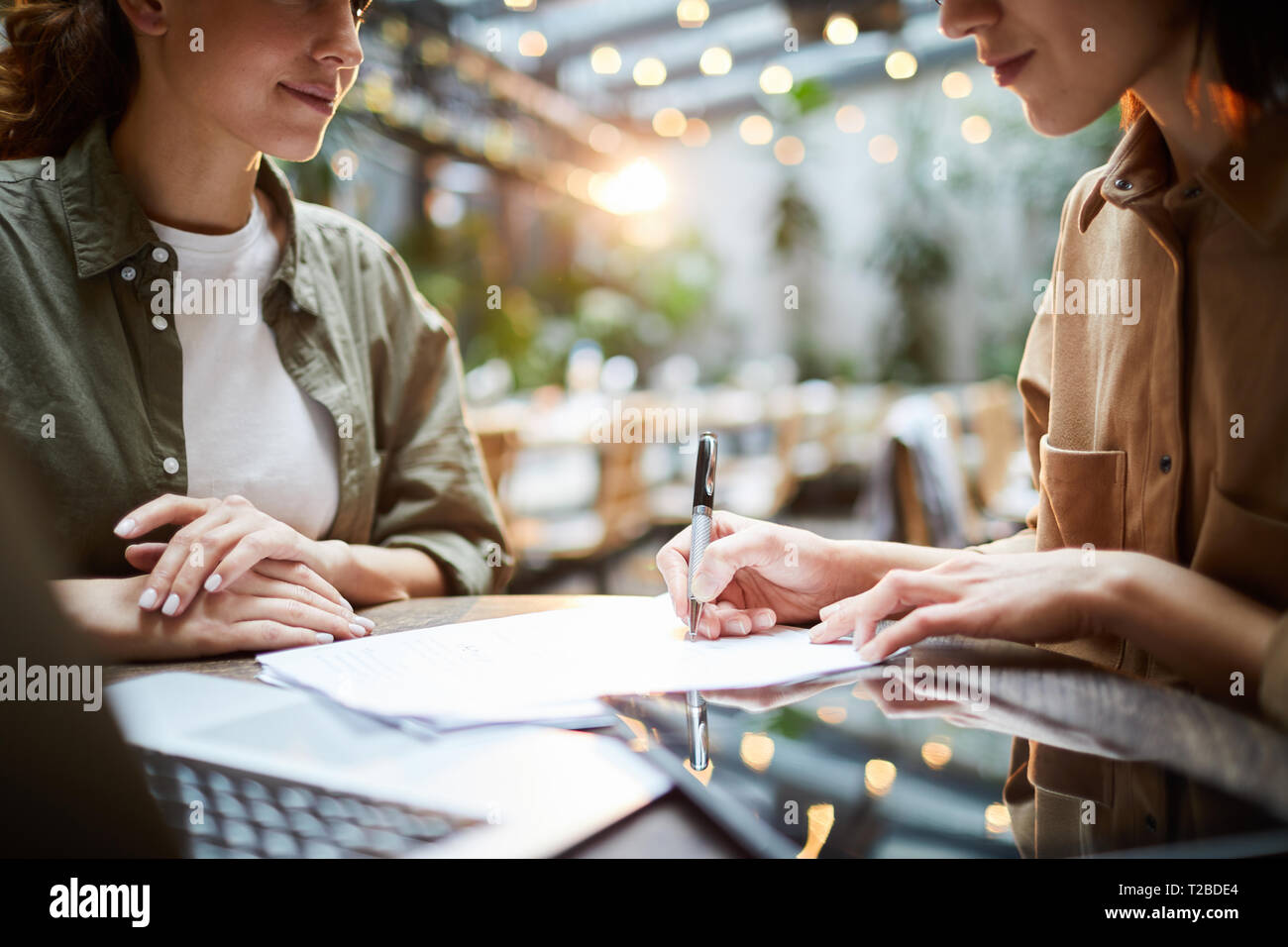 Signing contract with personal manager Stock Photo - Alamy
