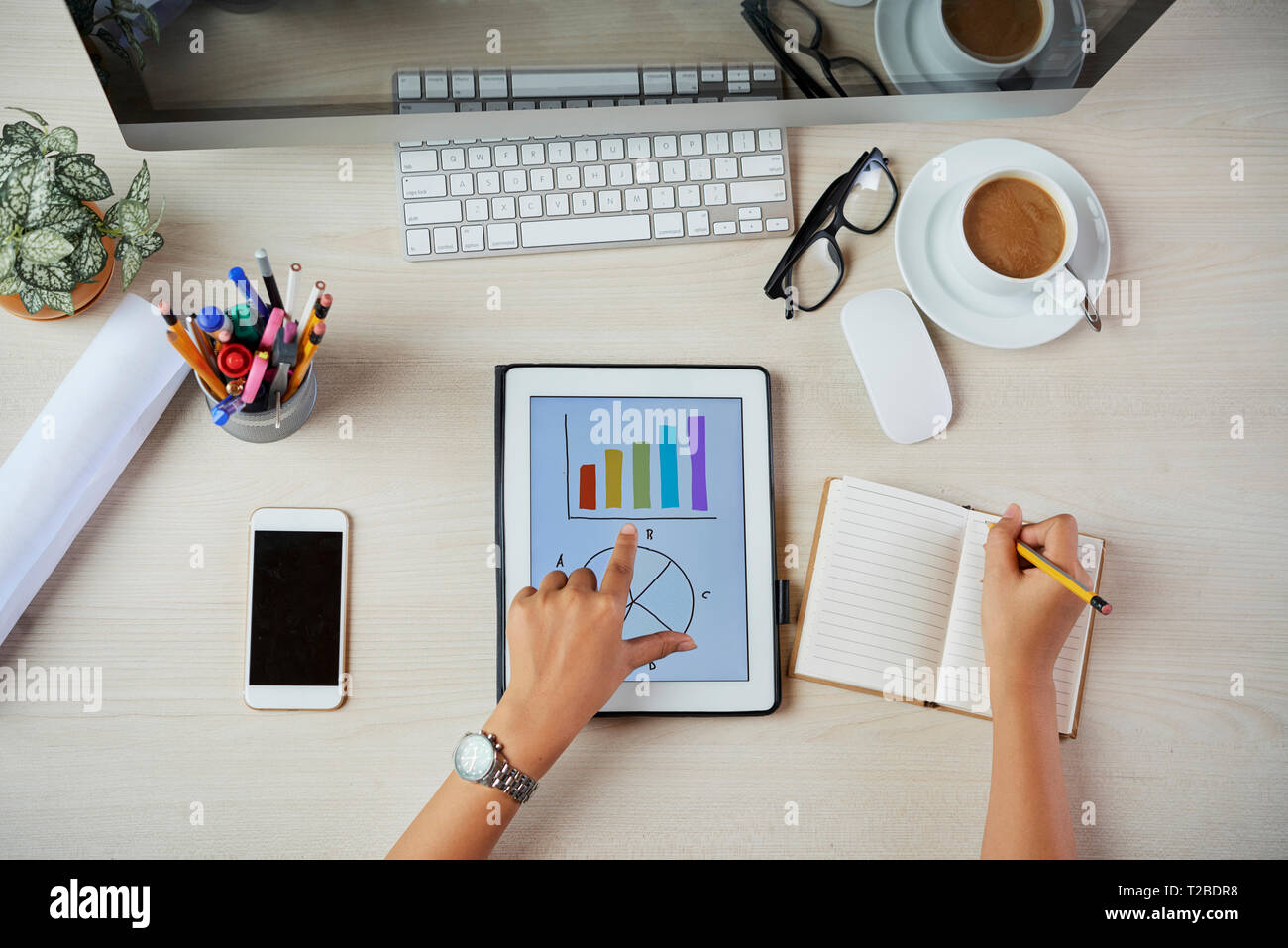 Analyst working hi-res stock photography and images - Alamy